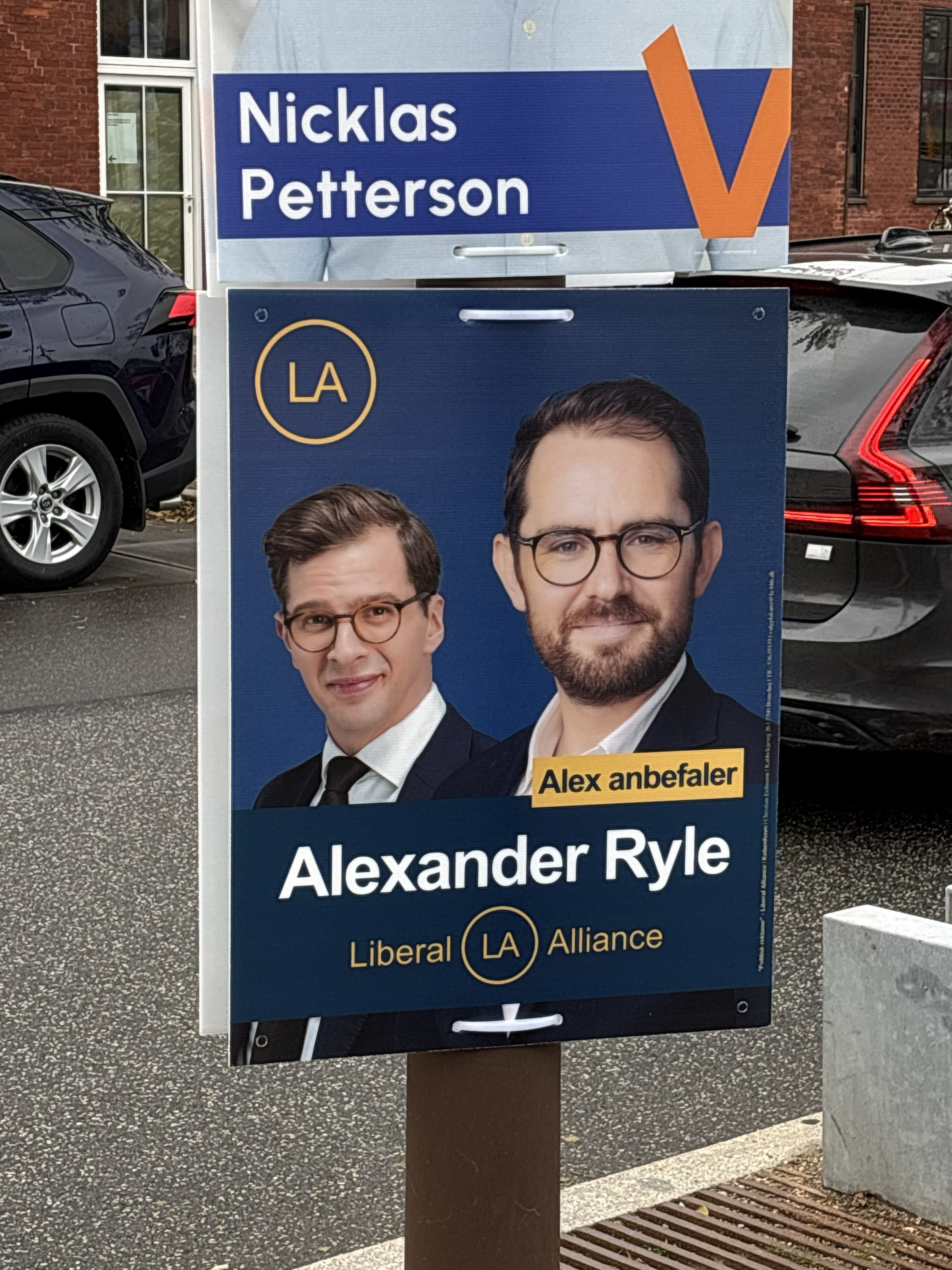 De er ikke på valg - alligevel fylder partilederne alt i valgkampen ...
