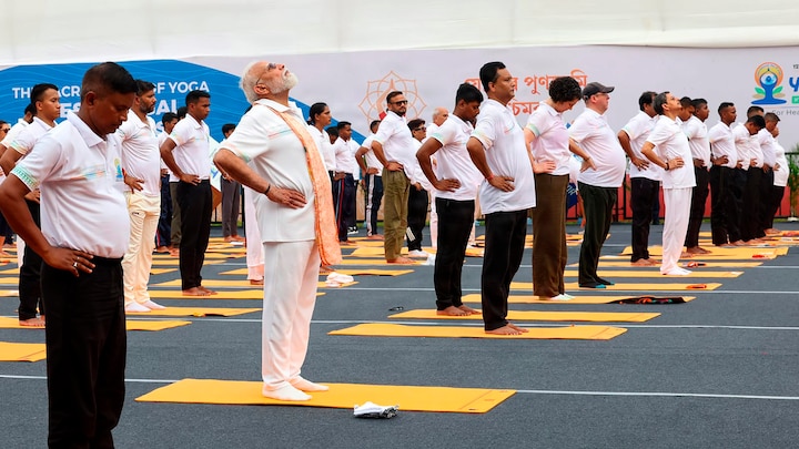 Namaste: Yogi'er over hele verden fejrer mærkedag | Udland | DR