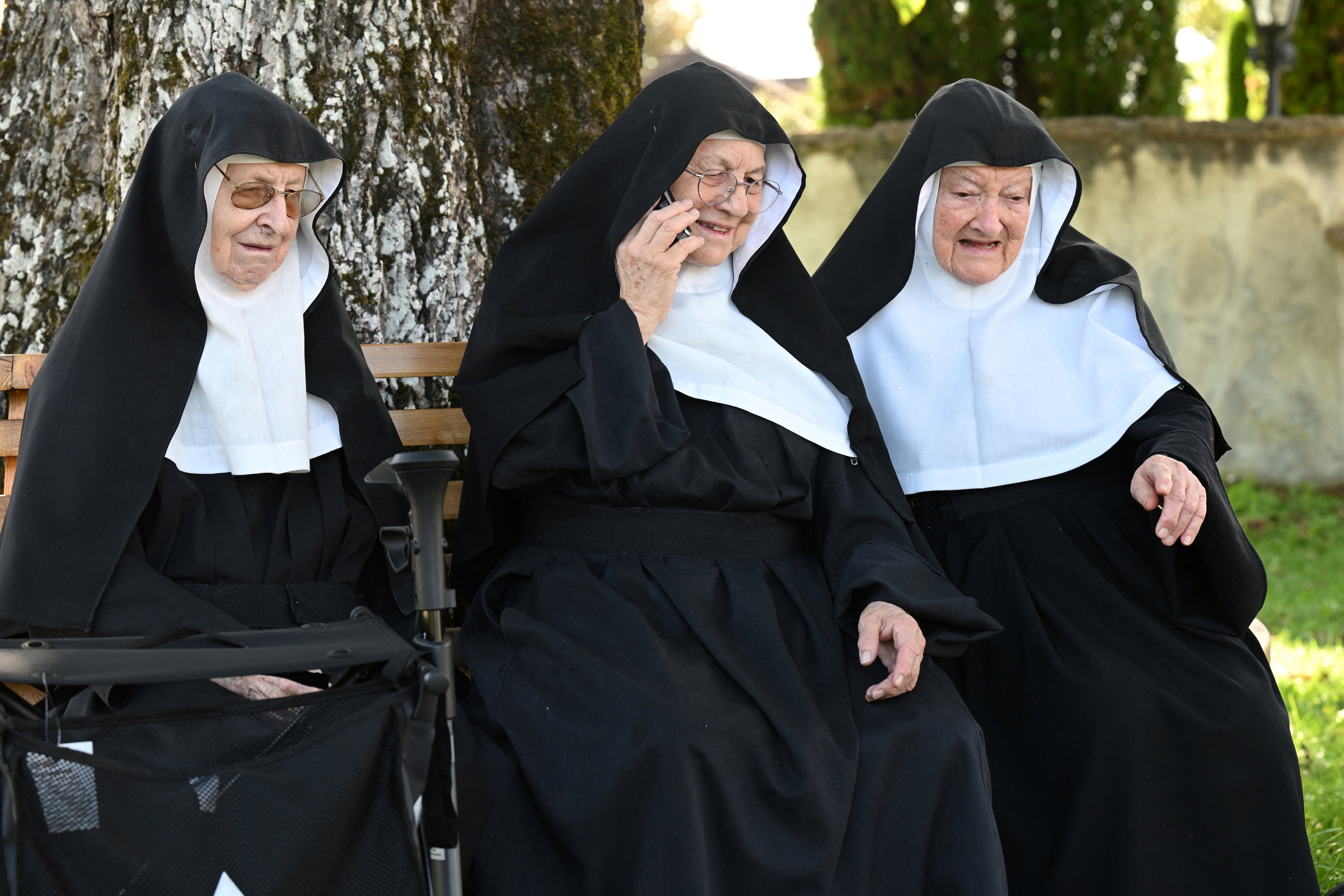 Gamle nonner må blive i det kloster, de besatte - men kun hvis de ...