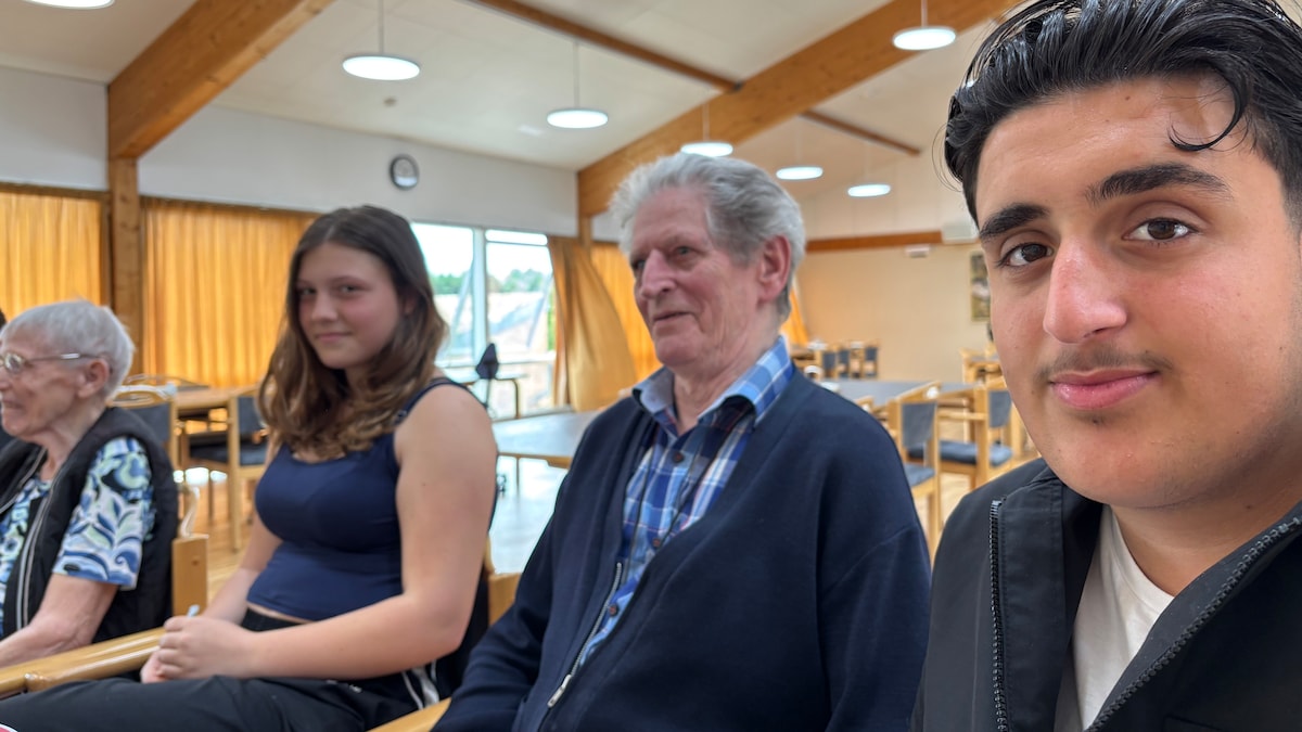 Elever fra udskældt skole er de blinde ældres yndlingsgæster på ...