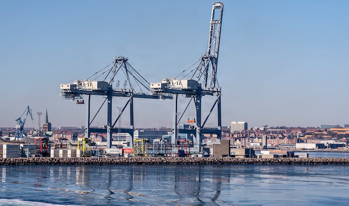 Her skal stå 142 meter høje containerkraner - nu vil politikere vide ...