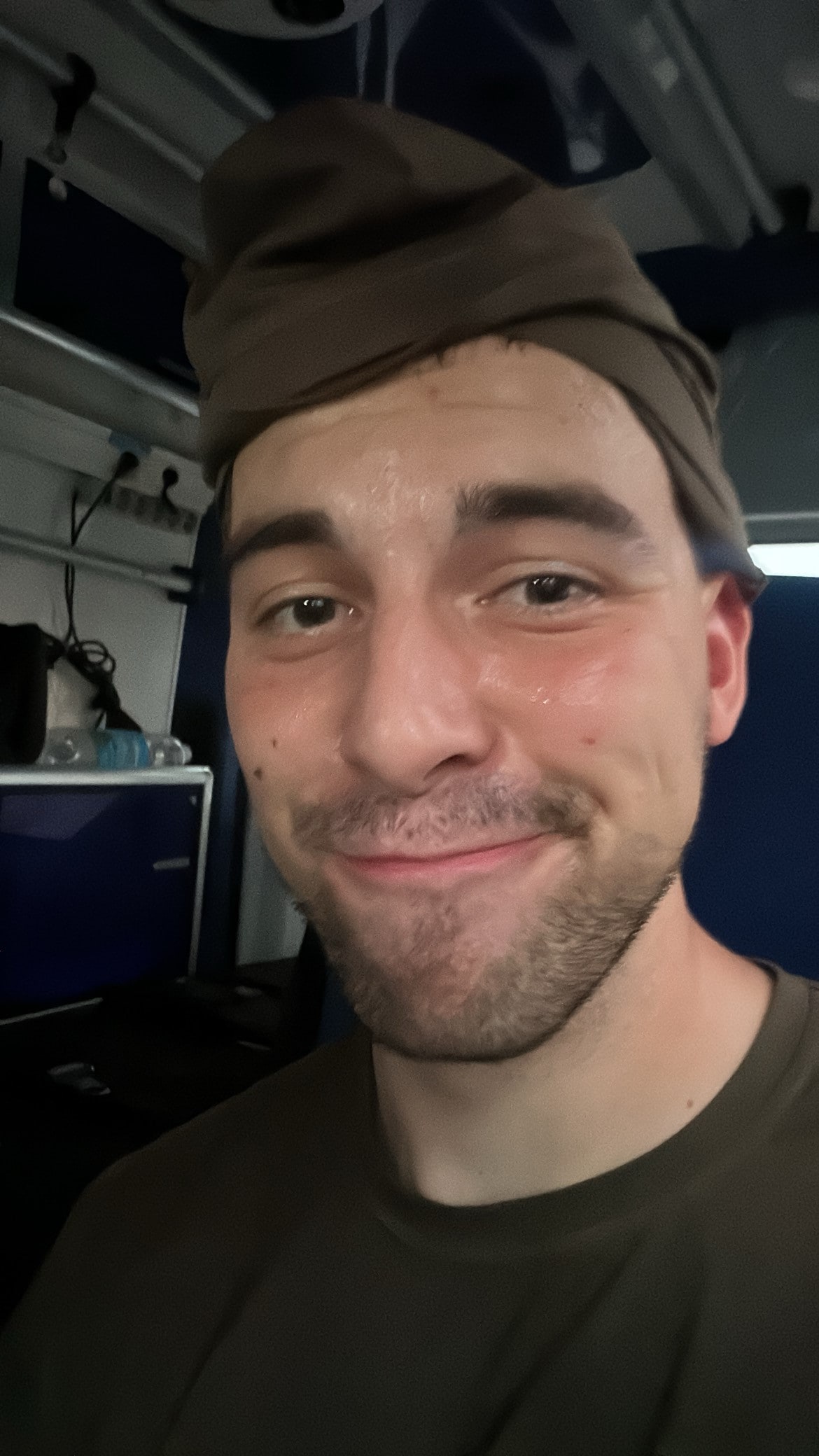 Da de andre tog til Thailand efter gymnasiet, tog Caspar til frontzonen ...