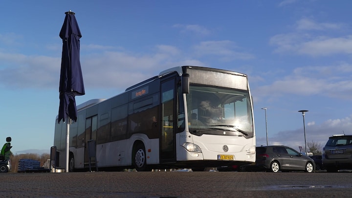 'Handlebussen' er et gratis lift: Ældre får rullende hjælp til ...