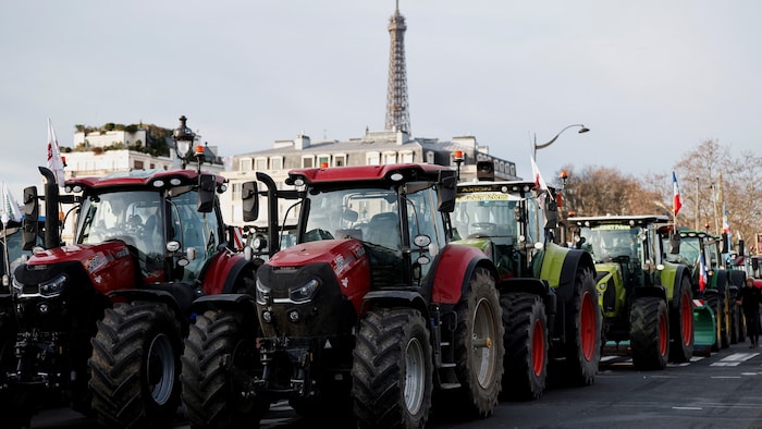 Flere hundrede traktorer indtager Paris' gader i protest | Nyheder | DR