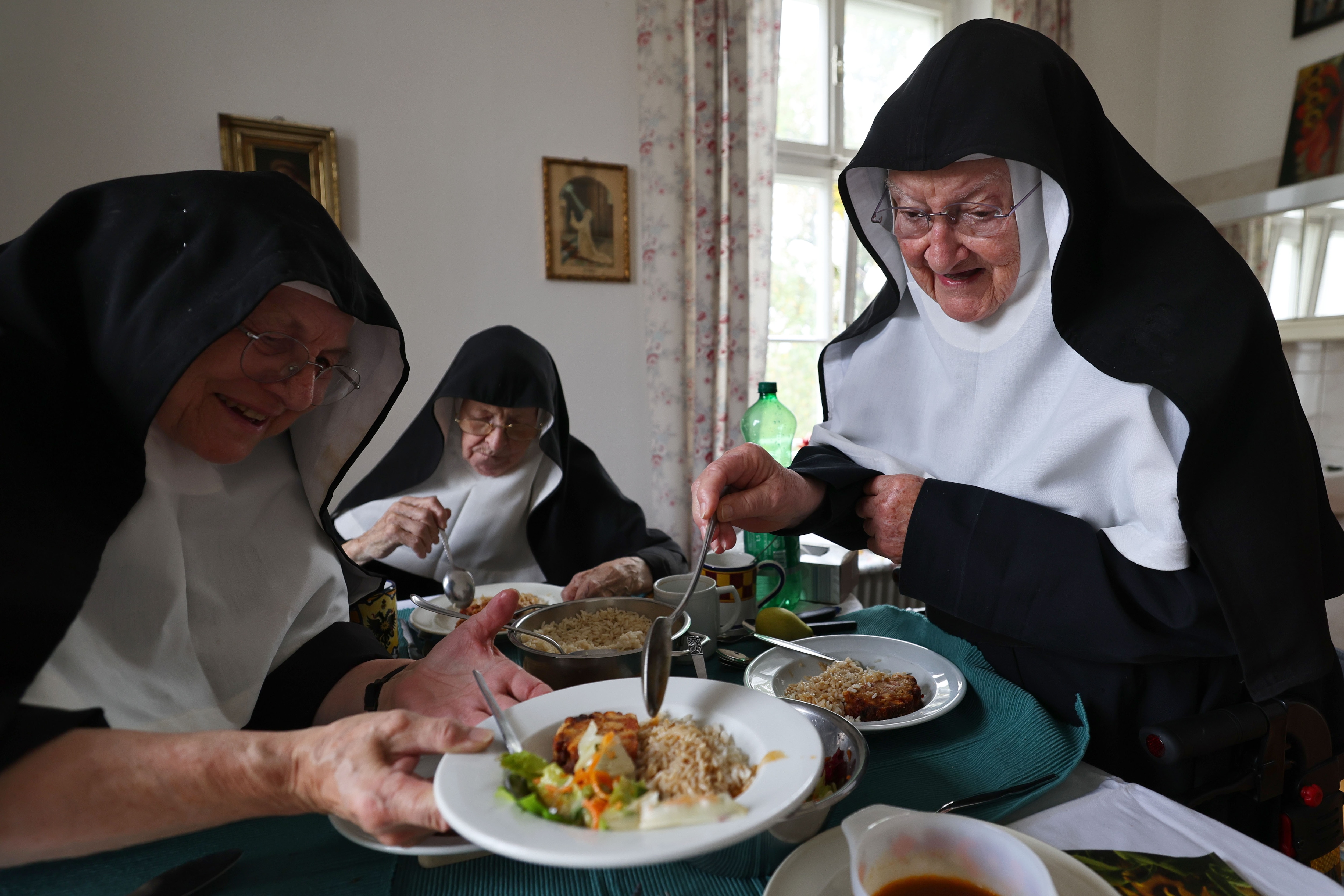 Gamle nonner må blive i det kloster, de besatte - men kun hvis de ...