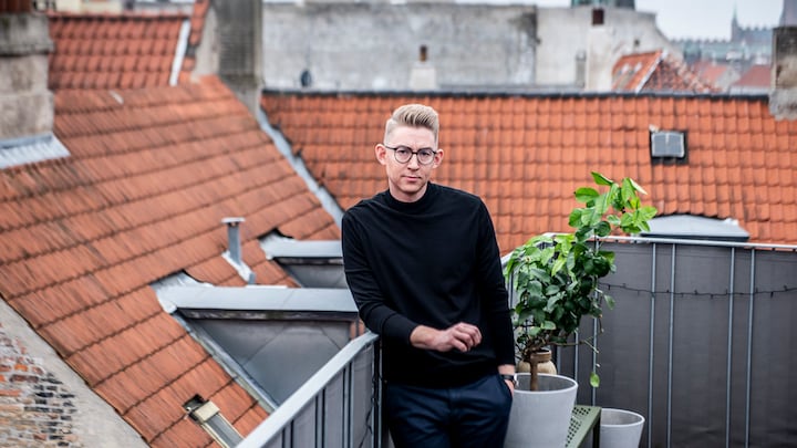Emil Thorup langer ud efter TV2 efter solcreme-shitstorm | Kultur | DR