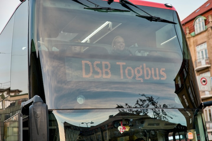 Måneder med togbus er slut - nu kører det endelig på skinner for ...