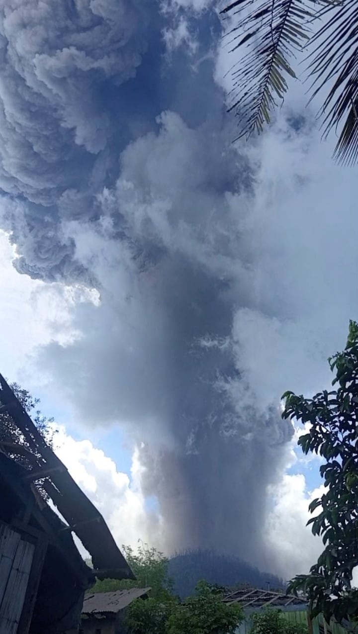 Vulkan i Indonesien sender askesky 10 kilometer op i luften | Nyheder | DR