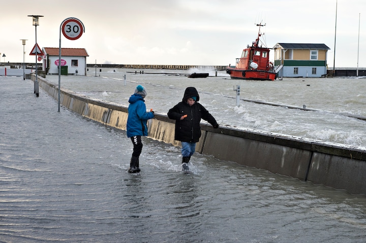 Granitblokke skal beskytte udsat havneby mod Limfjorden | Indland | DR
