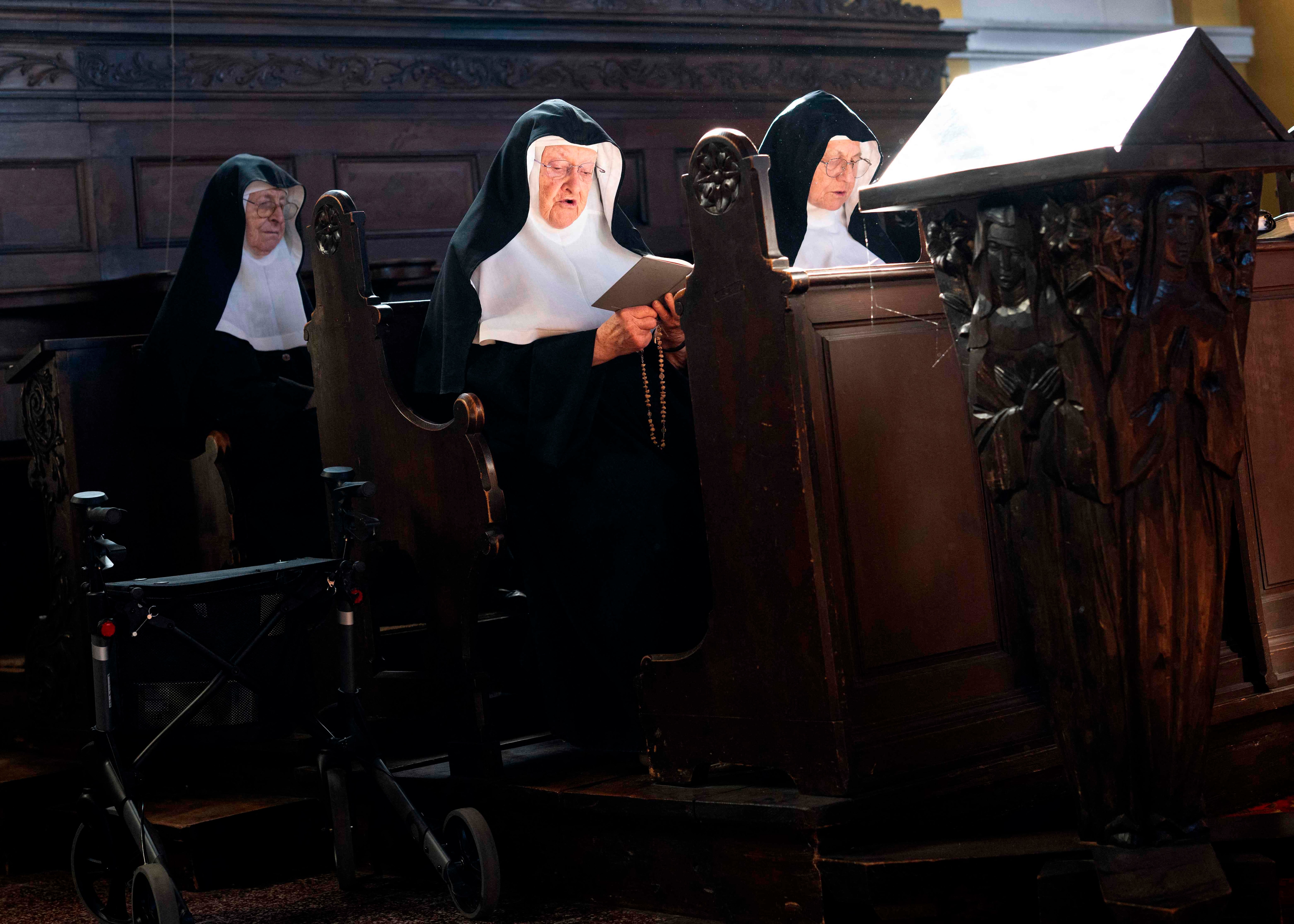 Gamle nonner må blive i det kloster, de besatte - men kun hvis de ...