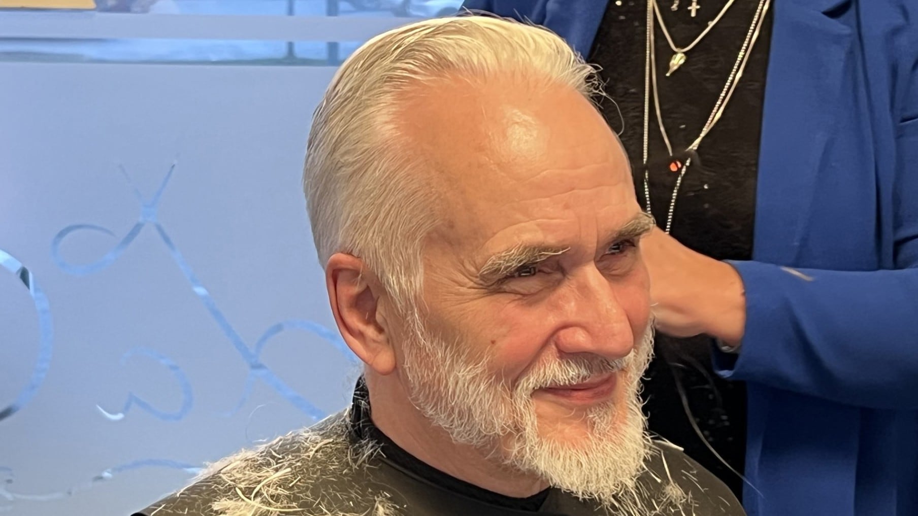 Donér dit hår og skæg, og se det pryde et kongehoved | Indland | DR