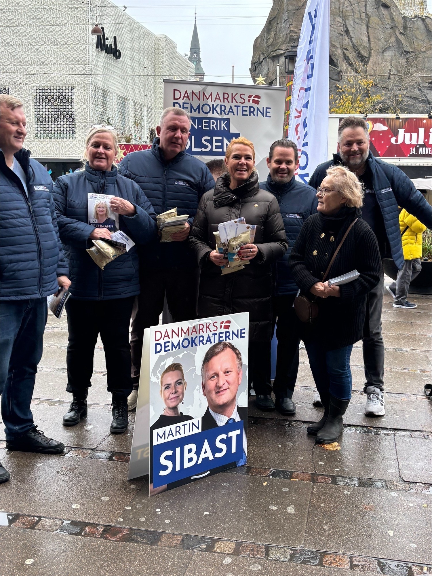 De er ikke på valg - alligevel fylder partilederne alt i valgkampen ...