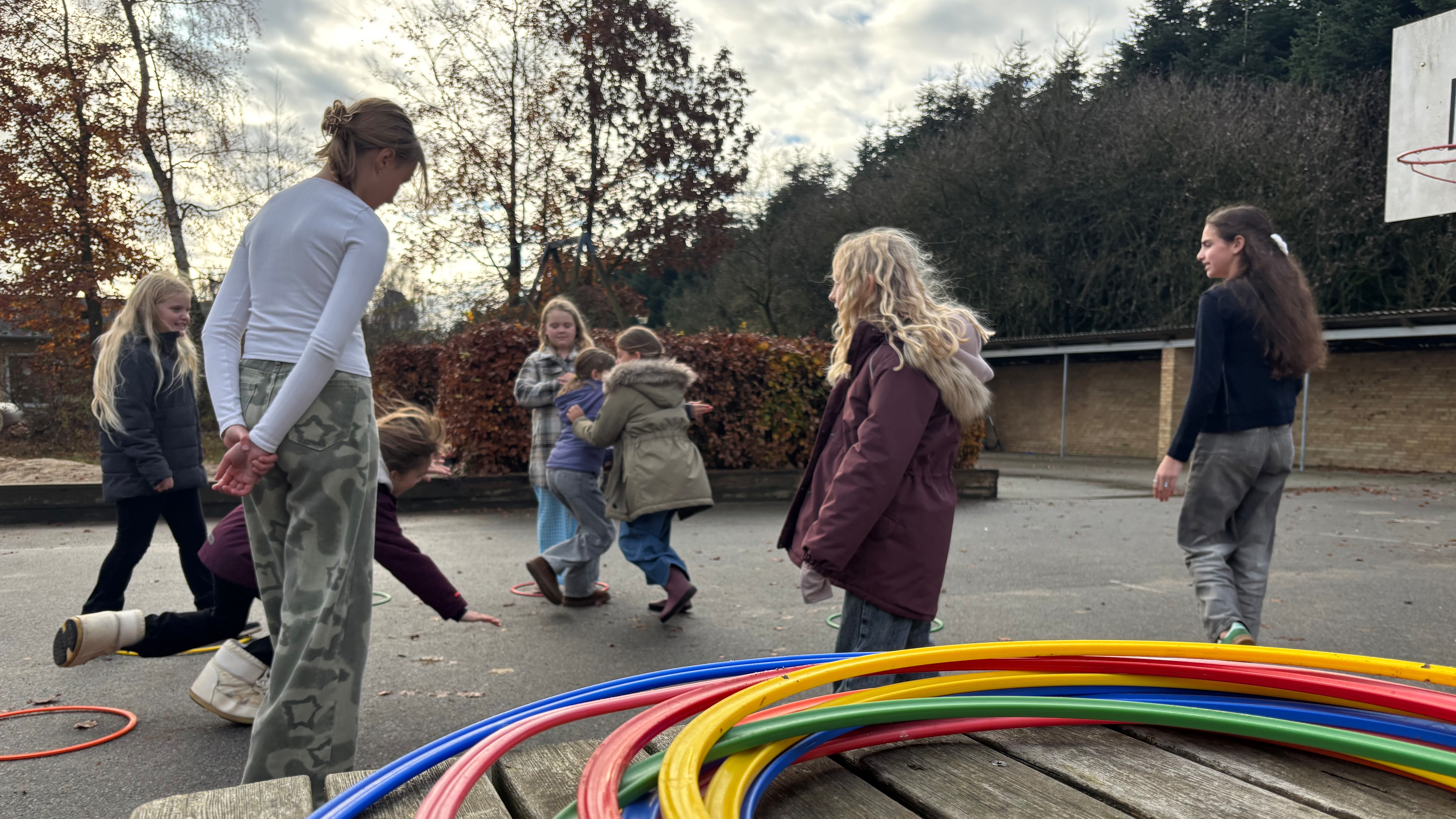 Glade, men dyre elever: Hele Annas skole kan være på ét klatrestativ ...