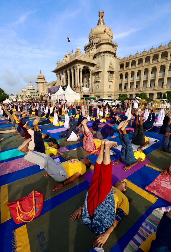 Namaste: Yogi'er over hele verden fejrer mærkedag | Udland | DR