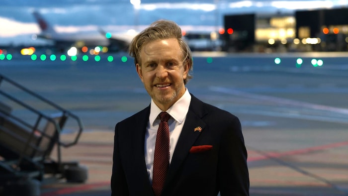 Ny amerikansk ambassadør er landet i Danmark | Nyheder | DR