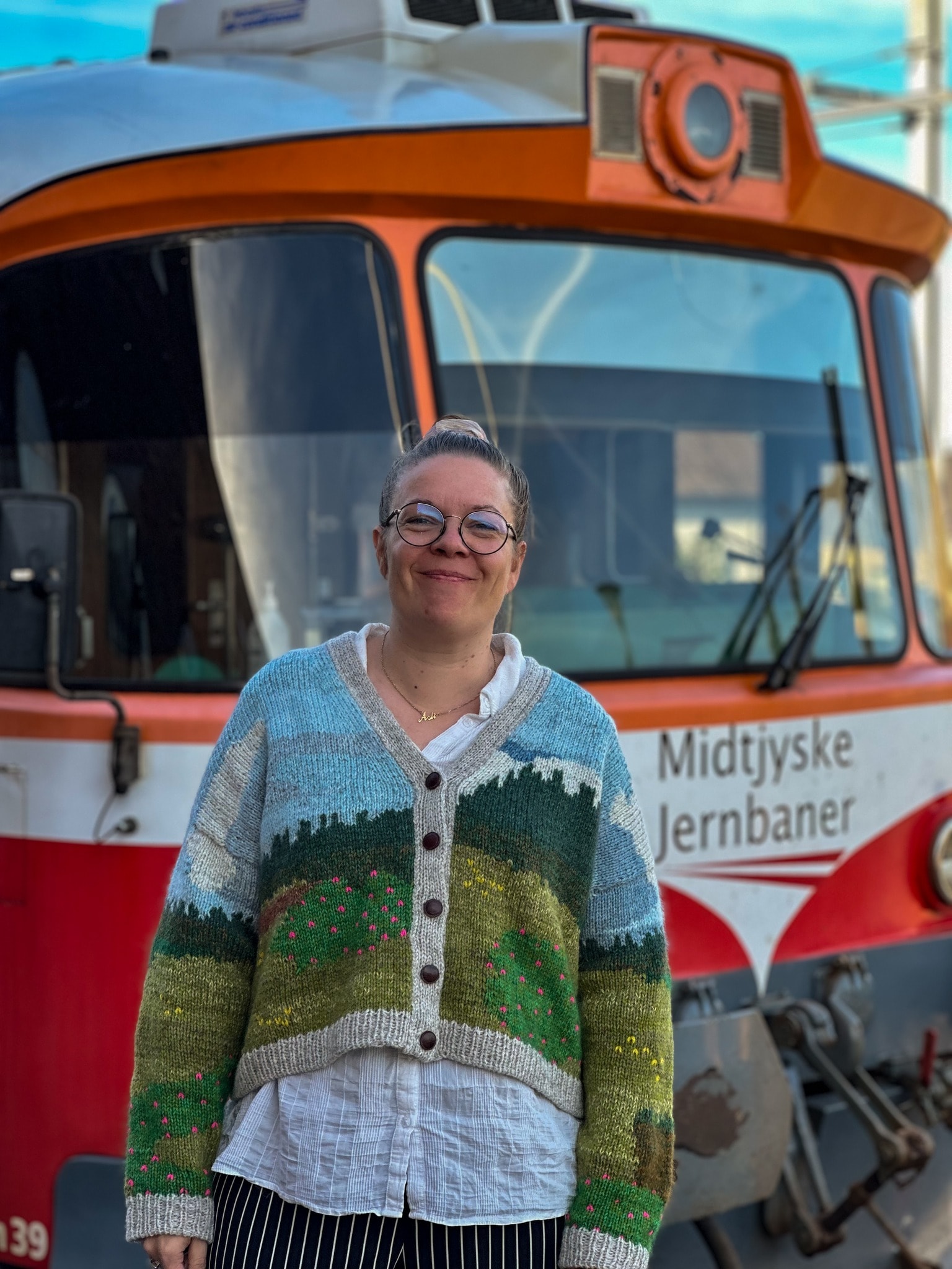 Asli siger farvel til gammel kollega med særlig trøje | Indland | DR