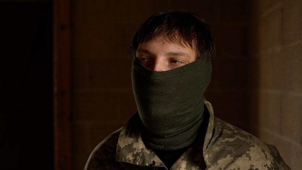 Da en ukrainsk soldat bliver spurgt, om Nato-soldaterne kan hamle op ...