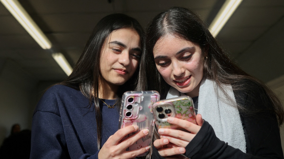Briterne vil give unge en 'fast sengetid' på sociale medier: 'De gør ...