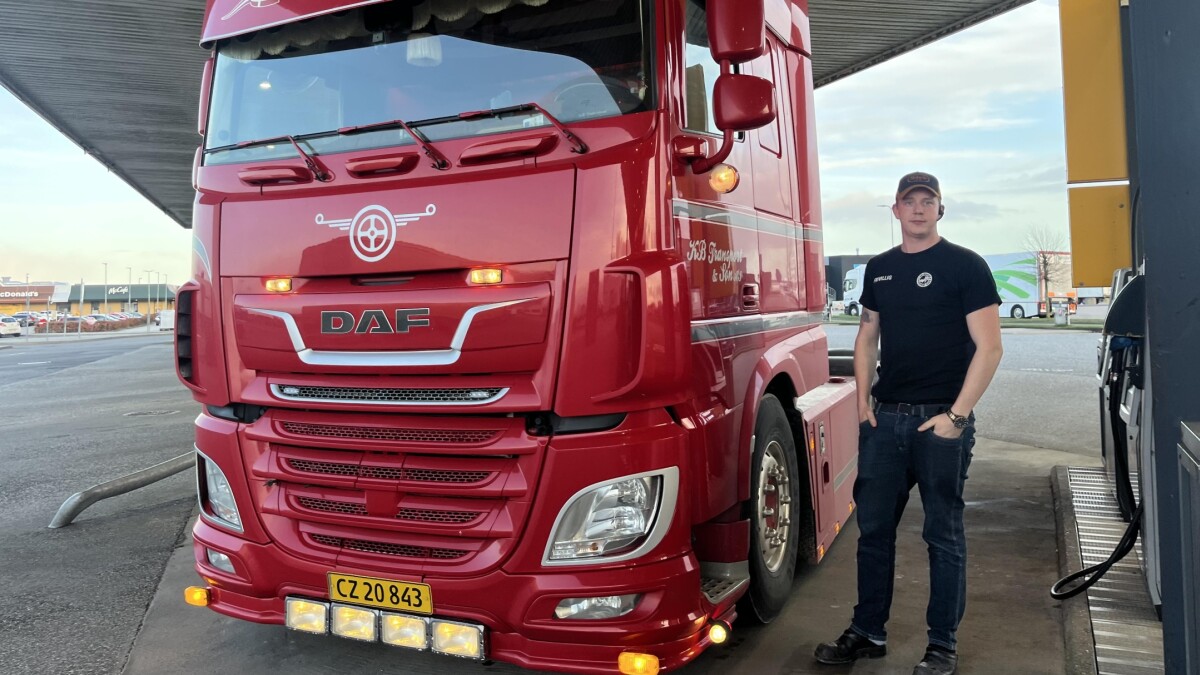 Lastbilchaufføren Troels giver den fuld gas med blinkende lygter, når ...