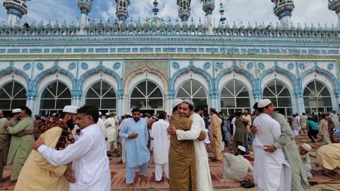 BILLEDER Verdens muslimer fejrer Ramadanens afslutning | Udland | DR