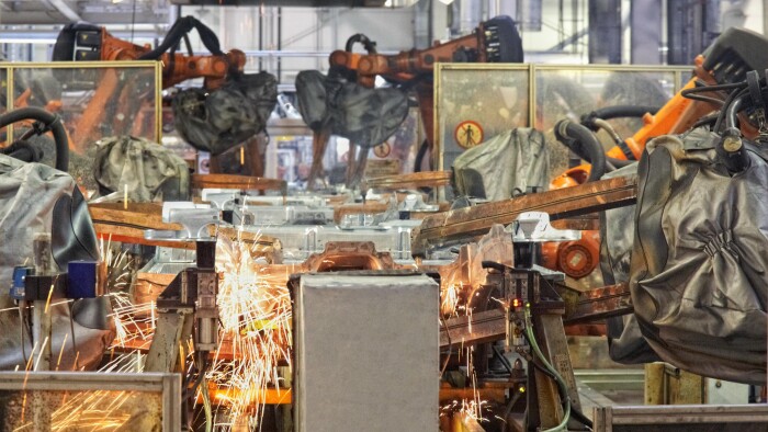 Fabrikker i Kina erstatter ni ud af ti arbejdere med robotter | Tech | DR