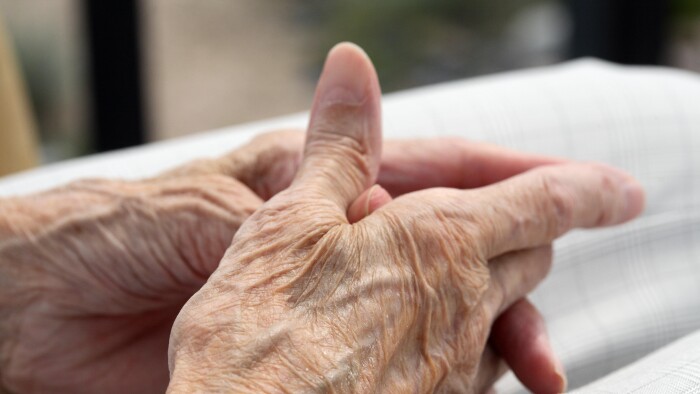 BREVKASSE Hvorfor flækker mine negle hele tiden? | Krop | DR