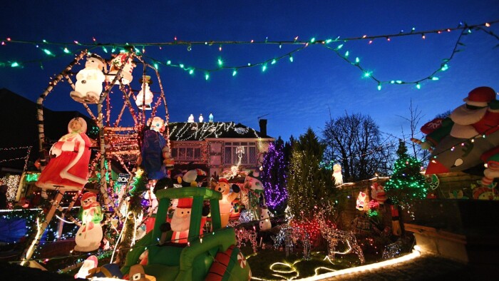 BILLEDER Hele verden pynter op til jul med gaver, gran og godter ... BILLEDER Hele verden pynter op til jul med gaver, gran og godter ...