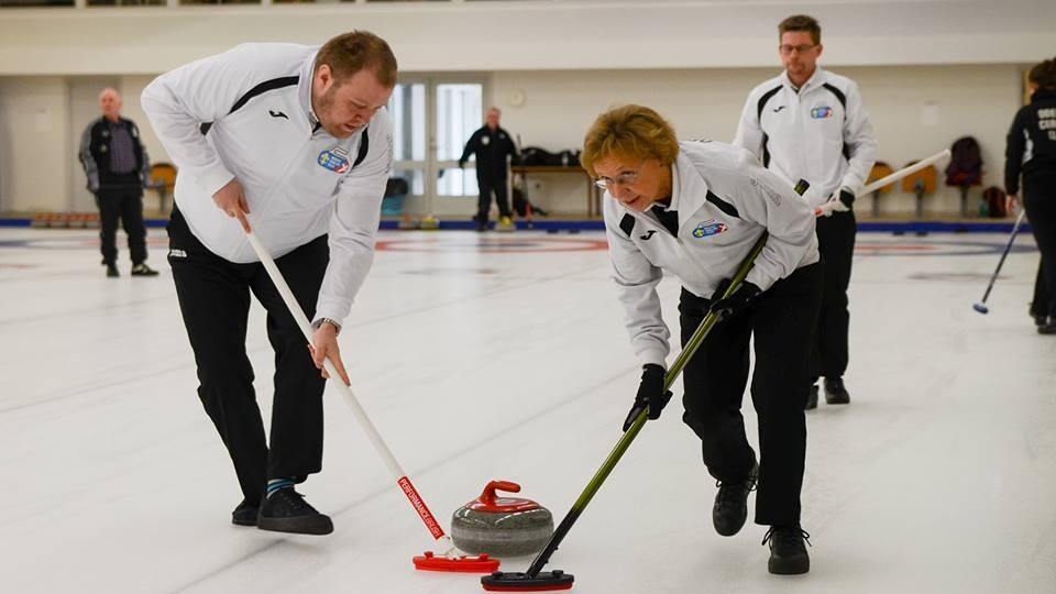 44 curlingmedlemmer drømmer om ny ishal til 12 millioner kroner | Fyn | DR