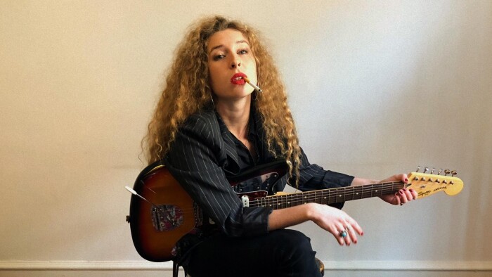 Frida på 24 er vokset op med alkohol og død tæt inde på livet. Nu har ...