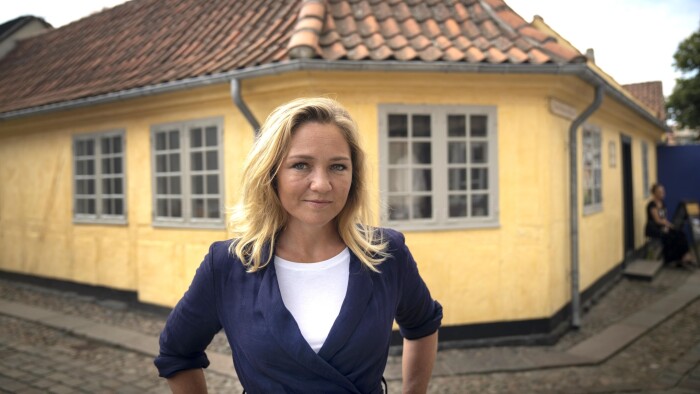 Mette Frisk møder den kriminelle verden i jagt på forsvundne eventyr ...