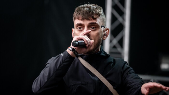 Dansk rapper bliver stoppet på gaden igen og igen: 'Mærkeligt, at nogen ...