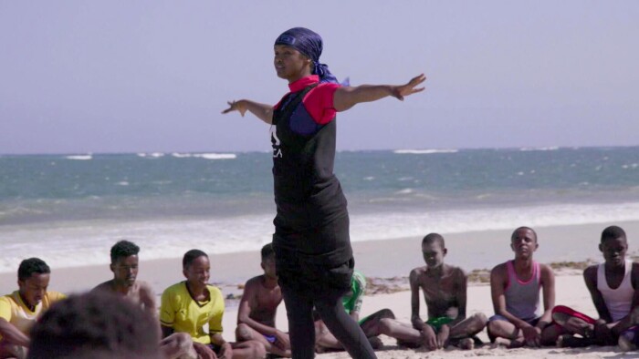Bevæbnet med surfbræt forsøger en ung kvinde at skabe fred i Somalia ...