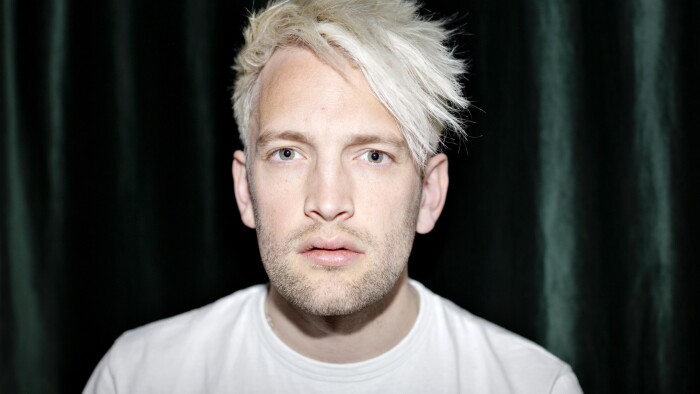 Laurits er pludselig gået fra at skifte lortebleer til at være stor ...