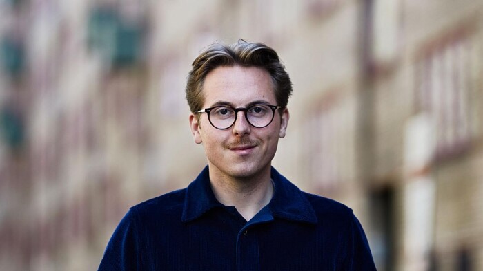 Fik kontrakt som teenager: Nu afslutter 26-årig bestseller-forfatter ...