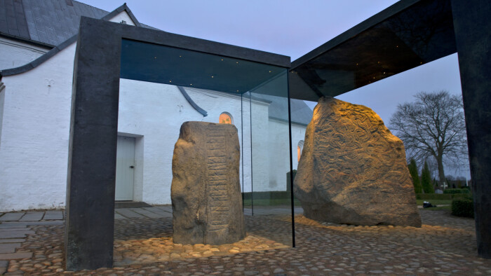 Jellingstenene hitter på Youtube | Trekantområdet | DR