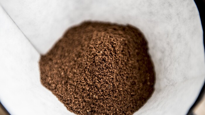 Kommune smider kaffegrums i blomsterbede som grøn gødning | Sjælland | DR