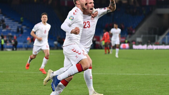 BILLEDER Se det danske fodbold-landshold juble | Ligetil | DR