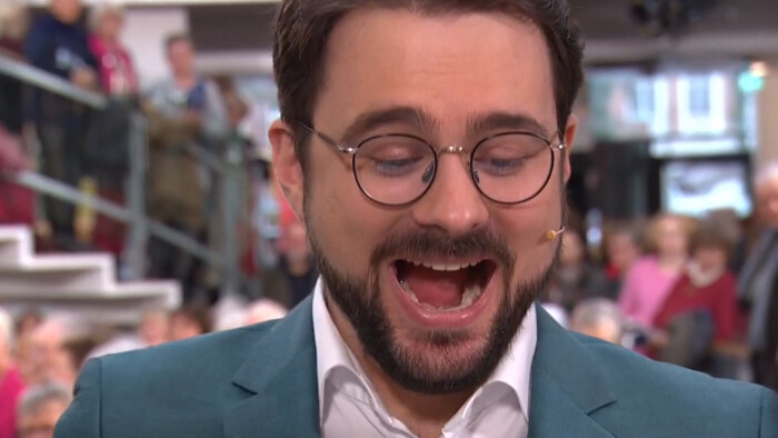 Her bliver DR-vært overrasket på live-tv: Din sang skal med i Danmarks ...