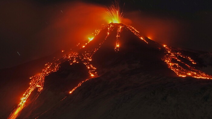Vulkanen Etna er i udbrud. Se de vilde billeder her | Seneste nyt | DR