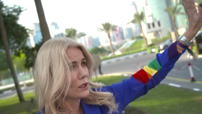 Thorning-Schmidt deltager i VM's åbningskamp med regnbue-ærmer: ’En kæmpe fejl, at vi har VM i ...