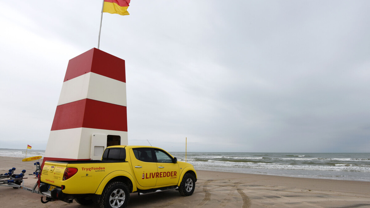 Stranden er skrumpet så meget, at livreddertårnet i Tversted er fjernet ...