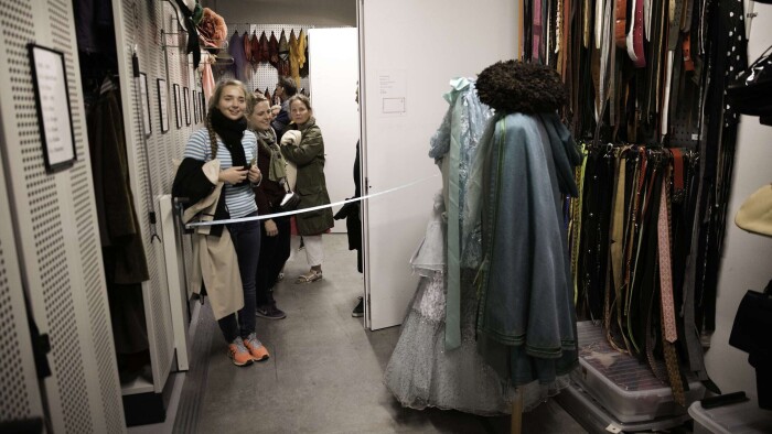 Kig ind i DR’s store klædeskab – og se også kendt TV-hår | Kulturnatten ...