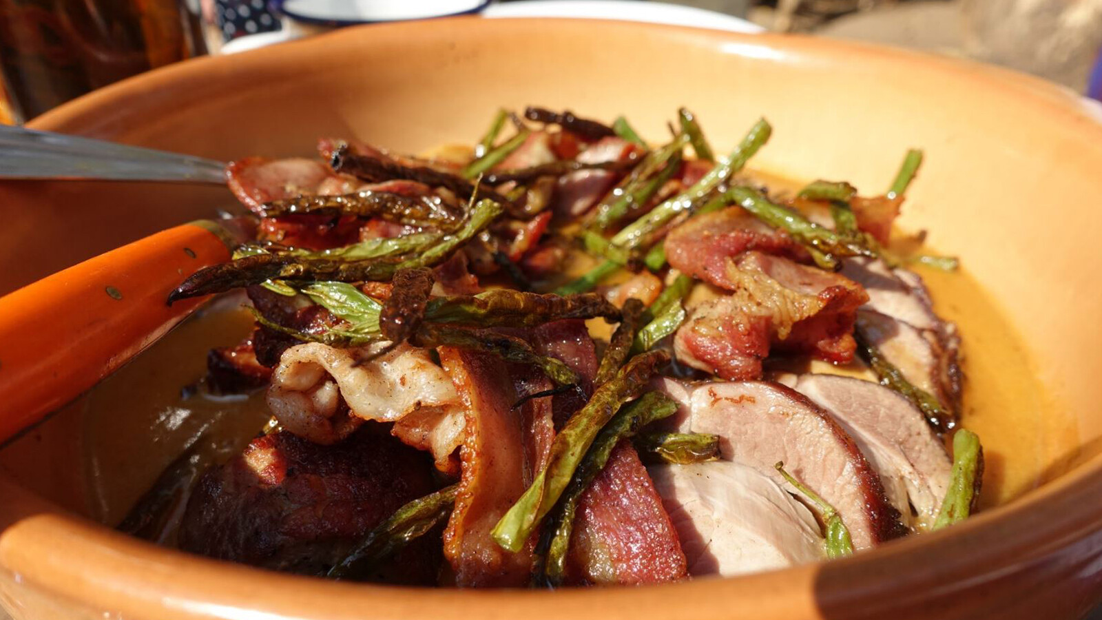 Bavian i brun sovs med waldorfsalat | Find opskriften her | Mad | DR