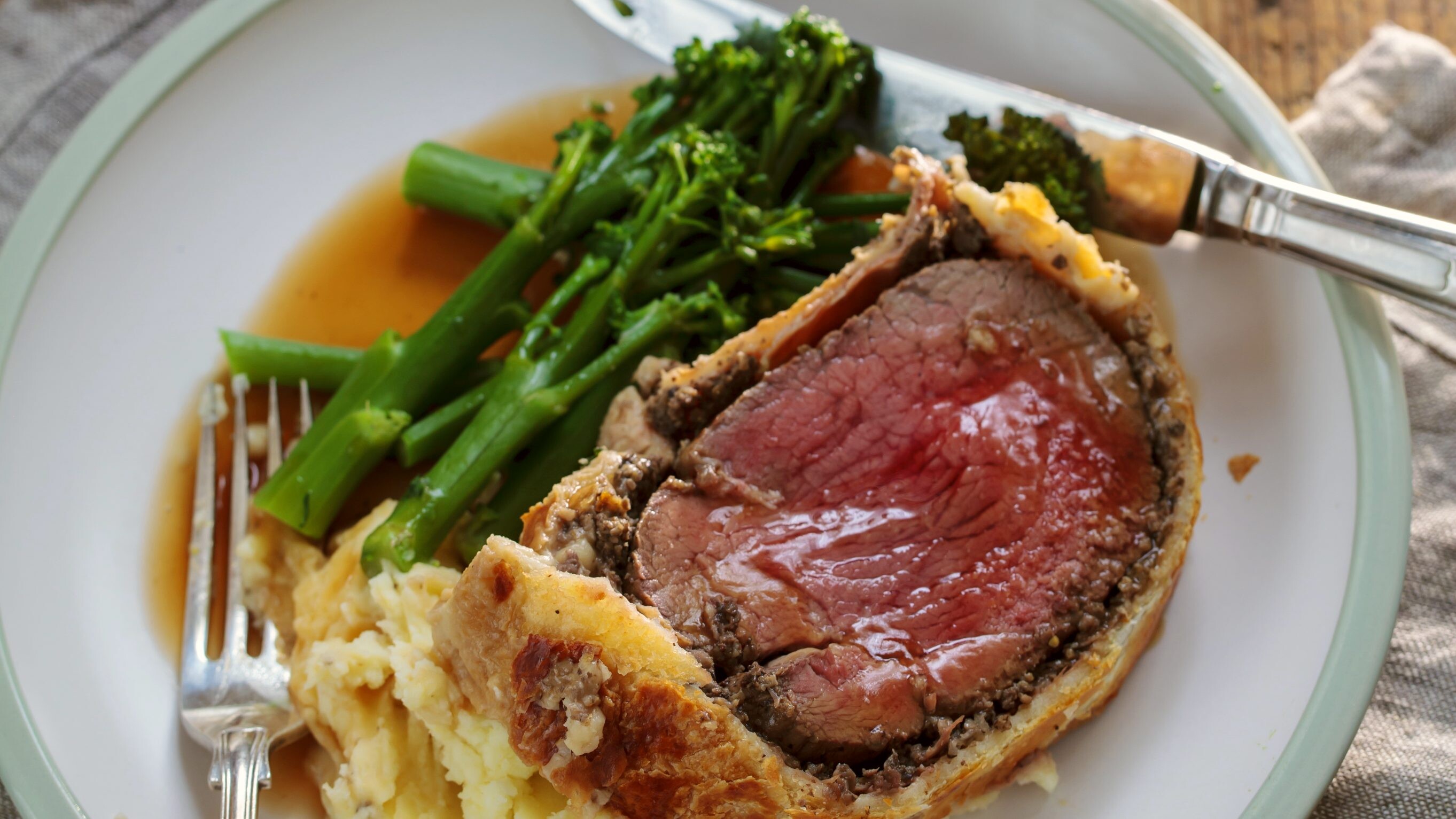 Beef Wellington - Få Brødrene Prices opskrift her | Mad | DR