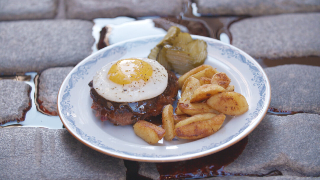 Biff a la Lindström - Krydret hakkebøf - Få opskriften her | Mad | DR