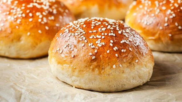 Burgerboller - Få Brødrene Prices opskrift her | Mad | DR