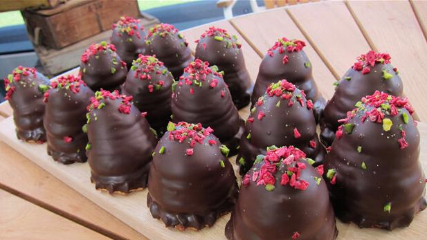 Hjemmelavede flødeboller med hindbærskum - opskrift | Mad | DR