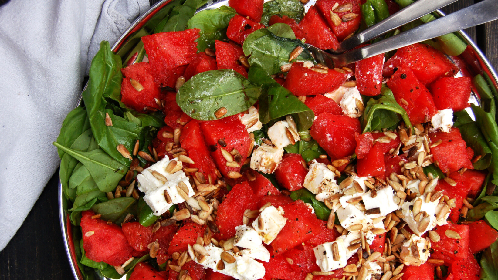 Hurtig salat med vandmelon og feta - sommer - opskrift | Mad | DR