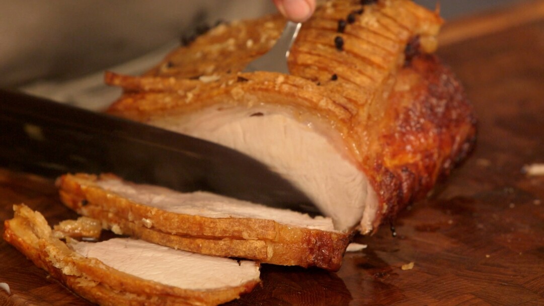 Klassisk sprød flæskesteg af kamsteg - opskrift | Mad | DR