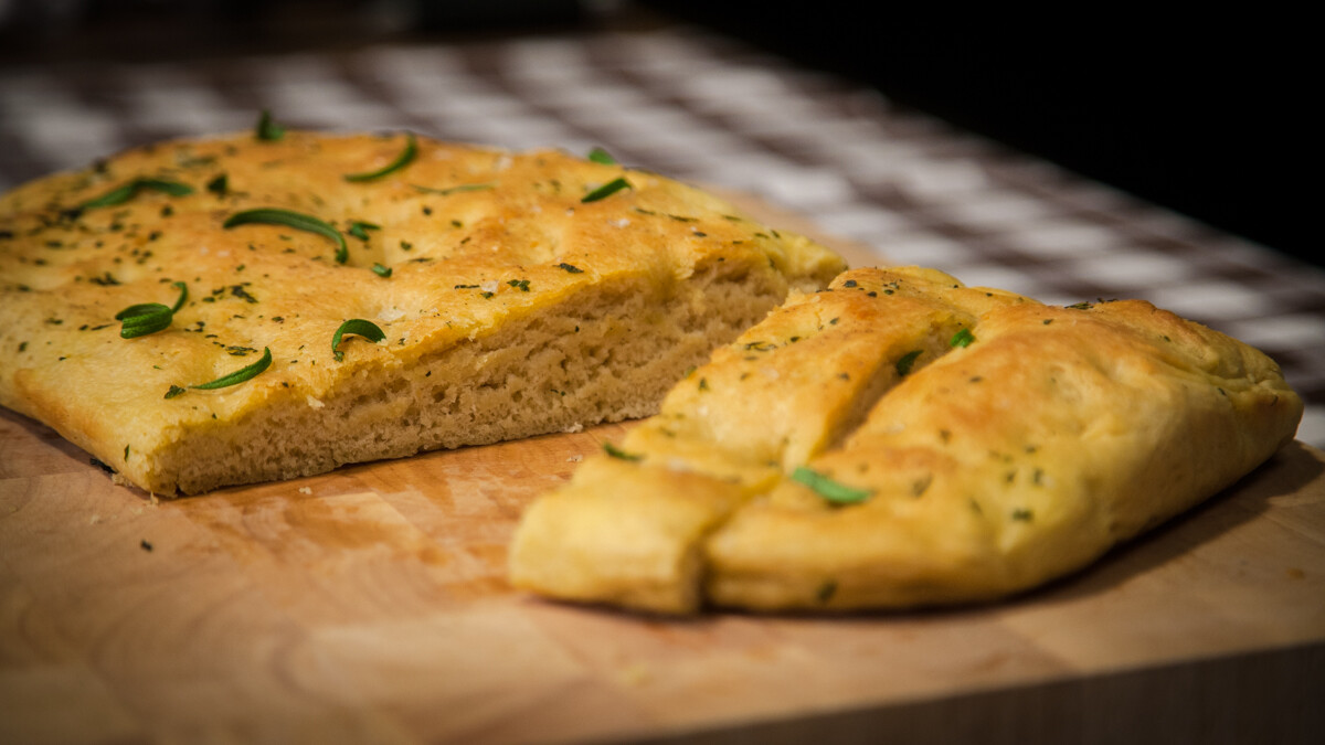 Foccacia med rosmarin og salt | Opskrift | Mad | DR